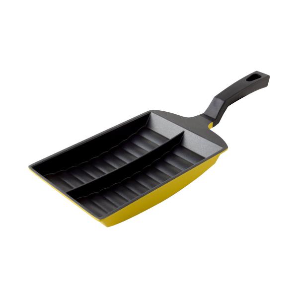 四角いカタチの玉子焼きフライパン。キレイに作るのは意外と難しいですよね。【早業ツインシェフ】は誰でも簡単にキレイな玉子焼きを作ることができます！ポイントはカーブした底面の形状と、焼き面（内側）の凸凹形状。適度な傾斜がついているので卵液を広げ...