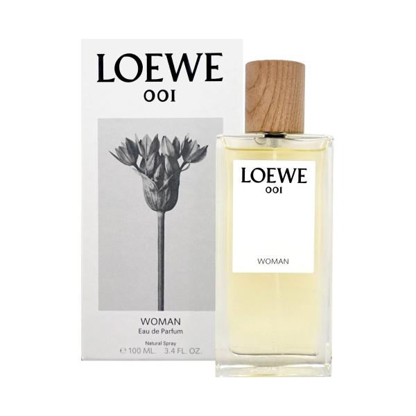 ロエベ 001は、朝の薄明かりのような無数の”はじまり”を着想源とするフレグランスシリーズ。ロエベ 001 ウーマン オードゥ パルファムは、ジャスミン、リネン、ムスクのノートが合わさった瑞々しさと暖かさに満ちた香り。