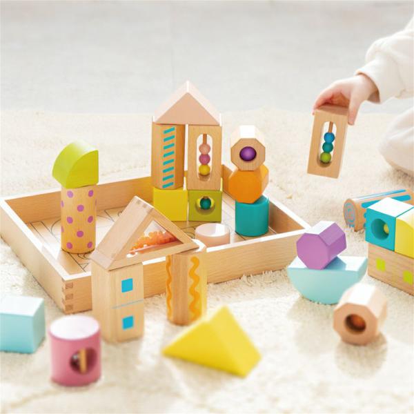 全てのつみきから音が鳴る！振ったり、積んだり、ころがしたり…いろんな音あそびが楽しめる！四角、円柱、三角、半円、おうぎ型、八角形など色かたちの豊富な25ピースのつみきセット。形状ごとに異なる音のしかけ（大小の木玉、ビーズ、砂、鈴）が入ってお...