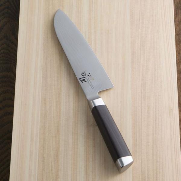 関孫六 ダマスカス 三徳包丁 165mmプロのニーズにも応えられる、ジャパンデザインの高級ライン!!刃体表面は、日本刀を彷彿とさせる美しいダマスカス模様が広がり、ハンドルには手に程よくフィットする逆三角形のシェイプ。切れ味、使い心地、デザイ...