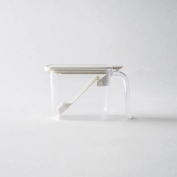 調味料がかたまりにくい、パッキンがついた調味料ポットです。手元のボタンを押せばフタが奥に開き、ぎゅっと閉まっていてもワンタッチで開けられます。