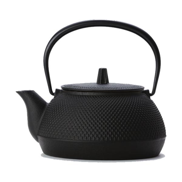 昔ながらの伝統的なアラレ模様です。鉄瓶としても急須としてもお使いいただけます。鉄瓶の要素と急須の要素を取り入れた製品。鉄瓶と急須の要素両方を持ち合わせていながら、日常の中に溶け込みやすく、手軽に鉄分補給ができます。鉄瓶よりも容量が少なく、重...