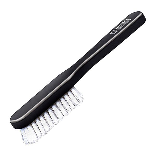 スニーカーケアに最適な柄付きブラシホコリ落としや頑固な汚れ落としに便利な柄付きブラシです。カーボン クリーニングフォームと併用することで、頑固な汚れや凹凸のある箇所の汚れも効果的に落とすことができます。木製の柄にCARBONのシルバー箔押し...