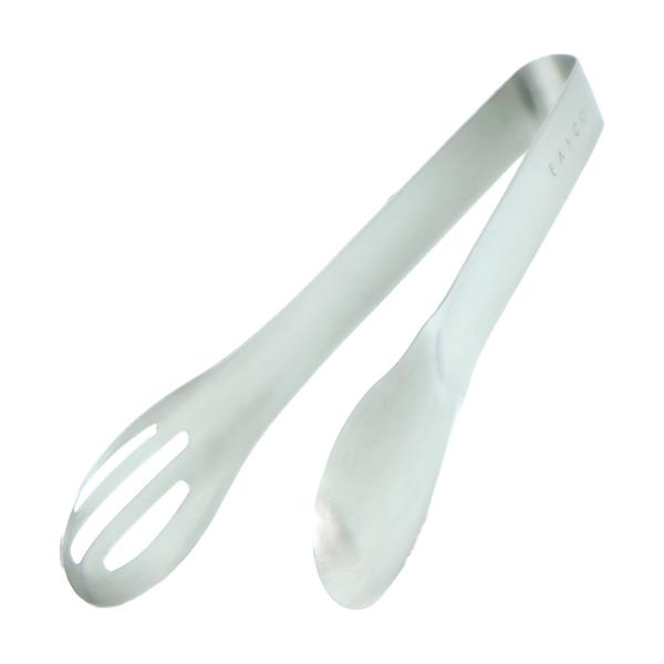 MADE IN JAPANシンプルなフォルムに使いやすさを凝縮したトングです。握りやすく、食材をはさみやすい硬さ。片面には3つのスリットを入れ、水分を切りながら取り分けができ、もう片方はスプーン形状なので、汁ごとサーブできます。食器洗い機対応。