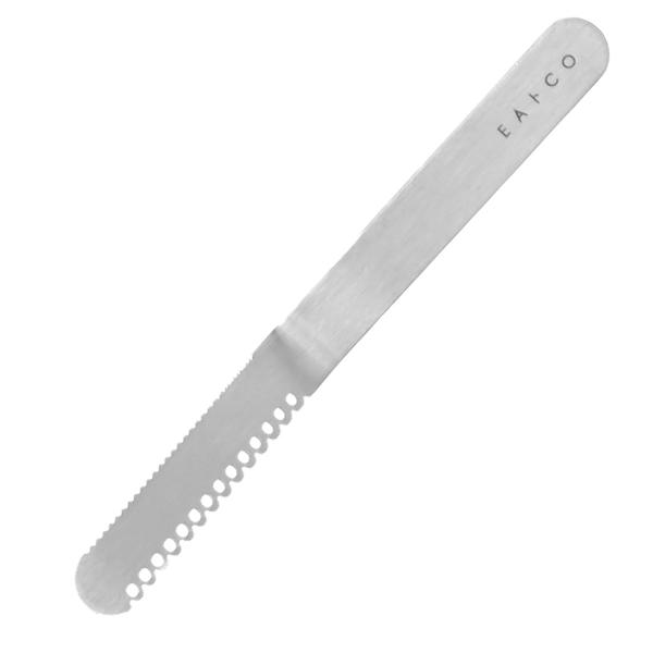 MADE IN JAPAN斜めの小さな穴が固いバターを糸状に削り、そのまま塗れます。ギザ刃部分はコゲ落としとして使用できます。取手と刃部は溶接ではなく一体成形なので丈夫です。削り方は、あまり本体を立てずに、バターとほぼ平行にして押し当て、左...