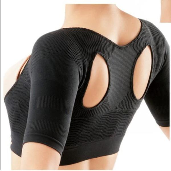 着るだけ簡単！美姿勢インナー■正しい姿勢へ導く: たすき掛けの構造が肩甲骨を引き寄せ、猫背を自然とピンと伸ばします。■肩こりを軽減: 姿勢が良くなることで、肩甲骨周りの筋肉の緊張がほぐれ、肩が楽になります。■動きやすく快適: 特殊な形状で肩...