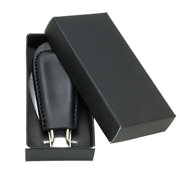 持ち手部分にイタリアンナチュラルレザー“ブッテーロ”を使用した、持ち運びに便利な折りたたみシューホーン。※ブッテーロとは…イタリア・トスカーナ州フィレンツェにあるタンナー“ワラピエ社”で伝統的な技術による植物性タンニン鞣し革のことです。ヌメ...