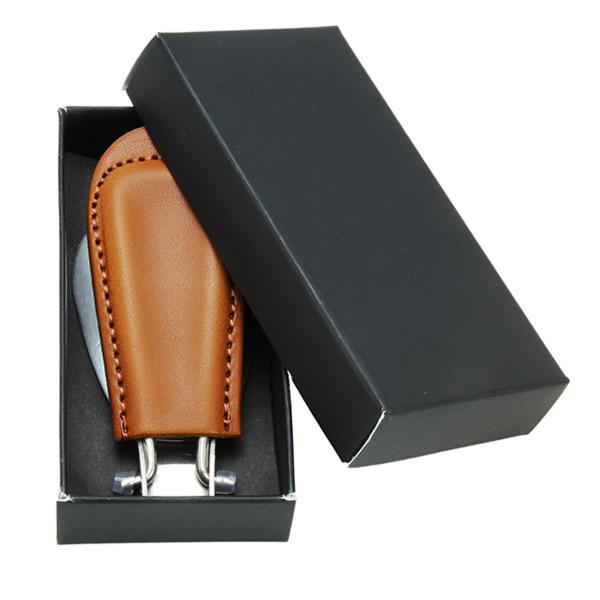 持ち手部分にイタリアンナチュラルレザー“ブッテーロ”を使用した、持ち運びに便利な折りたたみシューホーン。※ブッテーロとは…イタリア・トスカーナ州フィレンツェにあるタンナー“ワラピエ社”で伝統的な技術による植物性タンニン鞣し革のことです。ヌメ...