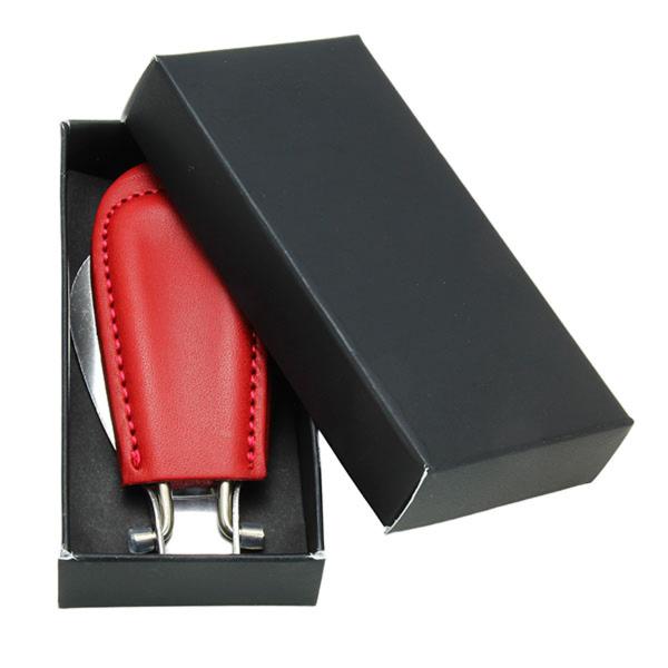 持ち手部分にイタリアンナチュラルレザー“ブッテーロ”を使用した、持ち運びに便利な折りたたみシューホーン。※ブッテーロとは…イタリア・トスカーナ州フィレンツェにあるタンナー“ワラピエ社”で伝統的な技術による植物性タンニン鞣し革のことです。ヌメ...