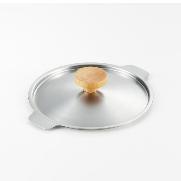 蓋は蒸気をコントロール　　蓋は鍋のラインに添わせた形状です。スライドさせて、注ぎ口を開けることで蒸気を逃がし、吹きこぼれを防止します。　　ツマミの形状がフラットなので、置いたときに転がらず安定して置けます。
