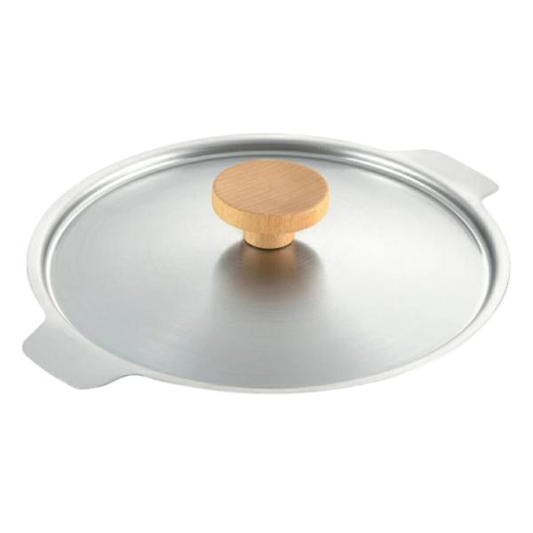 蓋は蒸気をコントロール　　蓋は鍋のラインに添わせた形状です。スライドさせて、注ぎ口を開けることで蒸気を逃がし、吹きこぼれを防止します。　　ツマミの形状がフラットなので、置いたときに転がらず安定して置けます。