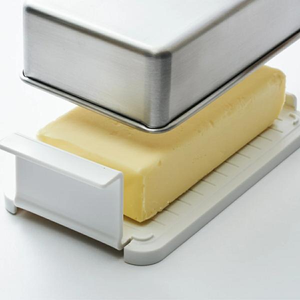 ステンレスと樹脂を組み合わせ、容器の密閉性を高めたバターケース。バターの乾燥を防ぎ、臭いもつきにくく快適に使えます。トレーには切り分けしやすいようにラインが入っています。