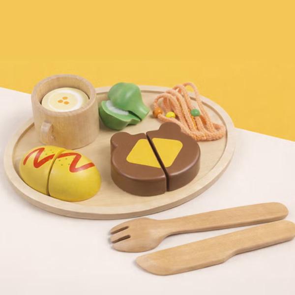 お子様ランチをモチーフにした、木製のおままごとセットです。ハンバーグやオムライス、スパゲッティなどをプレートに並べながら、食事の場面をまねて遊べます。ナイフやフォークを使った動作も楽しめ、親子でゆったり過ごす時間にもなじむ、あたたかみのある...