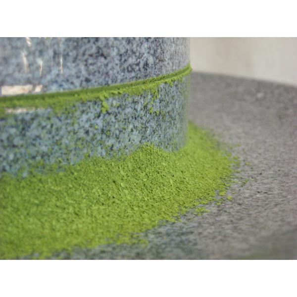 愛知県岡崎市で産出される最高級品質の御影石（牛岩石）製本磨き仕上げサイズ：上臼直径20cm×高さ約12,5cm　　　　下臼直径36cm×高さ約8cm重量：約25kg芯木：樫材挽き木：樫材、竹微粉砕（数ミクロン）出来る本格派抹茶臼です。上の画...