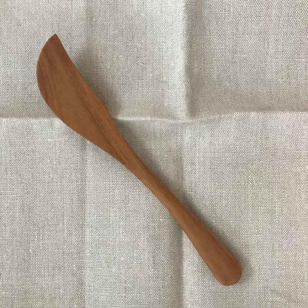 こちらはチーク材で丁寧につくられたバターナイフです。ひとつひとつ丁寧に作られたカトラリーは、仕上げには体に優しい自然素材の蜜蝋を使っておりますので、安心してお使いいただけます。バターもすくいやすく塗りやすく、トレイに置いたときにもガチャガチ...
