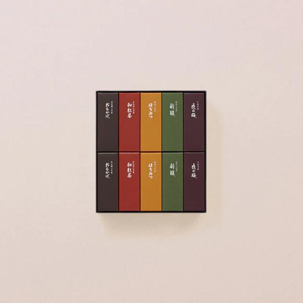 小形羊羹『夜の梅』『おもかげ』『新緑』『はちみつ』『和紅茶』各2点を詰め合わせました。大きさ16.5×14.9×2.3cm重さ602g賞味/消費期限製造から1年、到着日から8ヶ月前後