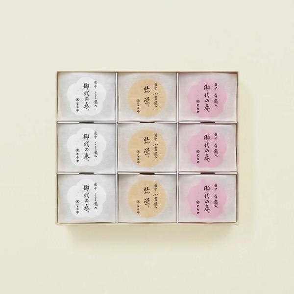 最中『御代の春 紅』『御代の春 白』『弥栄』各3点を詰め合わせました。大きさ25.0×21.1×3.2cm重さ475g