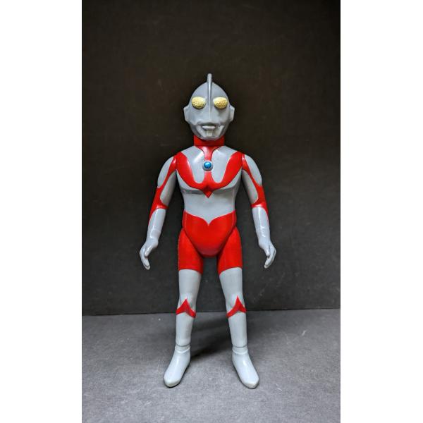 メーカー：円谷コミュニケーションズ（やまなや）塗装済み完成品ソフトビニールフィギュア　全高 約24ｃｍ中古開封品。開封後、ガラスケースに飾って保管しておりました。ヘッダー等は無く写真のものが全てです。中古品のため、返品交換は出来ません。当店...