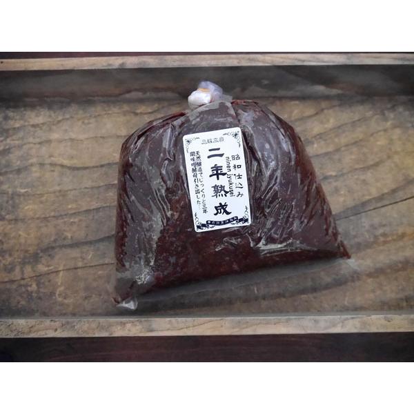 じっくりと、じっくりと、大樽で2年間熟成させました。粒赤タイプの味噌です。若い味噌とは一味も二味も違う個性を持った最高の田舎味噌です。本蔵で伝統の木桶長期熟成した味噌は木桶にすみ着いた最良の酵母が最高の風味を引き出しその旨みと香りは通の方に...