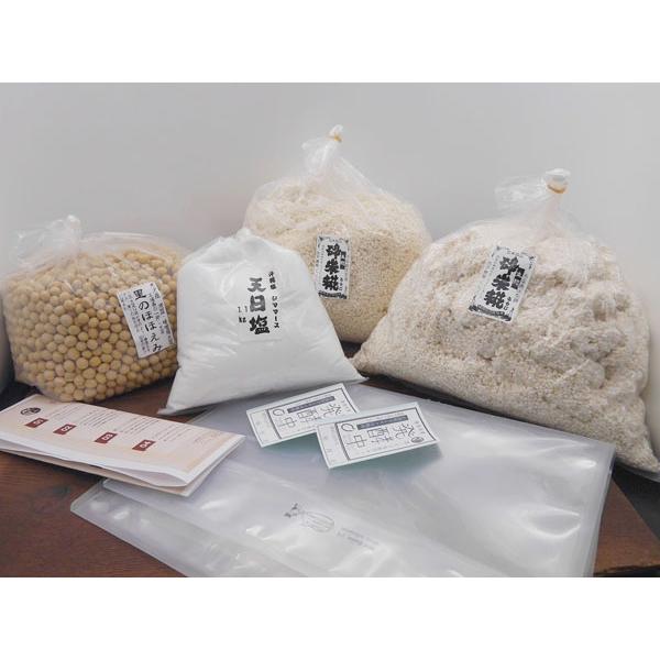お作り頂いてお部屋で4ヶ月発酵熟成本格的な味噌作りをご家庭で実現できます。沖縄のこだわり塩と弊社オリジナルでお味噌専用に精米して出来た砕米のこうじ、そして環境に配慮し出来たautozipper発酵袋のセットです。自分だけの美味しい味噌をカン...