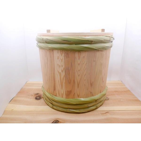 昭和本樽 秋田杉木桶特大です。この商品は樽のみ（外蓋、中蓋付き）での販売となります。中身の製品（味噌材料）などは入りません。昔から醸造用の木桶は板目が良いと言われ、味噌、醤油、お酒などの醸造発酵用に適した『板目』で制作、秋田杉で作り上げた本...