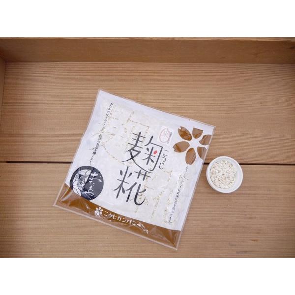 無農薬 有機肥料で作った山形産 幻の米 さわのはなを用い、自社精米所で丁寧に仕上げ、上杉歴代藩主の廟横の当店４号麹室で培養した最高の無農薬米麹です。ワンランク上の甘酒、塩麹、お味噌や発酵食品作りにご使用くださいませ。※製品内に鮮度保持剤が入...