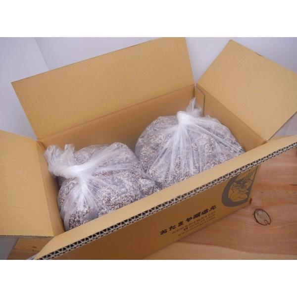 特定の農家様で初回の除草剤１回のみで生育した黒米で最高の麹に仕上げました。農薬は使用せず、除草剤を1回のみ使用して生育した黒米となります。黒米はこうじ仕込みの段階で通常の米こうじよりも糠が多く品温が上昇するために、小仕込みで温度管理や手入れ...