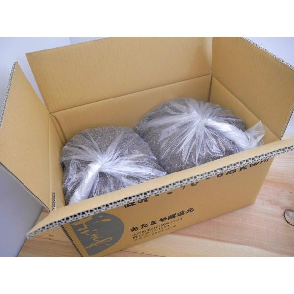 田植え時に農薬を使用せず、除草剤を１回のみ使用で生育して出来た特別栽培 黒米です。これに沖縄の泡盛で主に用いられる黒麹菌を付けて出来ました！特別栽培 黒米に黒麹菌で出来たその名も『クロ黒麹』業務用 5kg×2袋（10kg）詰めです。農薬検査...