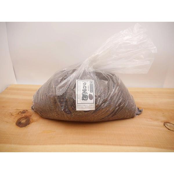 田植え時に農薬を使用せず、除草剤を１回のみ使用で生育して出来た特別栽培 黒米です。これに沖縄の泡盛で主に用いられる黒麹菌を付けて出来ました！特別栽培 黒米に黒麹菌で出来たその名も『クロ黒麹』お得な5kg詰めです。農薬検査も検査７項目全て不検...