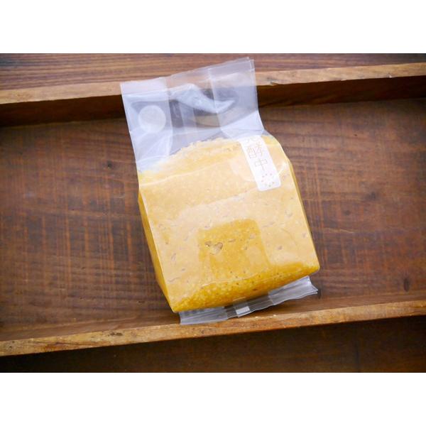 通常の2倍の米麹で仕込んだ米麹たっぷりの20割麹 7ヶ月熟成味噌です。発酵ガス抜き袋900g入り麹歩合を高める事により熟成期間を短く出来、ハイスペックの味噌を価格を抑え販売出来るようになりました！直営店で大人気のお味噌になります。味噌酵母が...