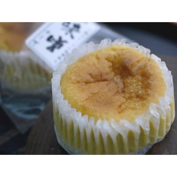 濃厚チーズとちょっぴり塩味の利いた味噌の風味がおいしい一口サイズのチーズケーキ！ おたまやの天然醸造浮糀味噌を粉末にし、３種のチーズと合わせて出来上がりました。味噌のしょっぱさと、甘〜い生地、チーズの甘酸っぱい風味が絶妙にマッチ！病み付き間...