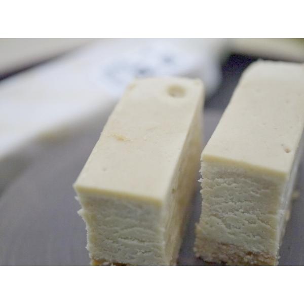 おたまやの天然醸造 赤麹味噌粉末と数種のチーズを練りこみ、ベイクド風に仕上げた棒チーズケーキです。チーズの酸味と味噌のコクと風味がマッチする味噌マージュです。