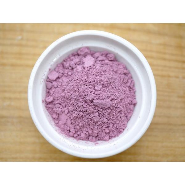 赤しそと梅酢、食塩を合せてよく揉み合わせてから、乾燥させて微粉末 パウダーにしました！お料理や製菓材料などに。お湯を注いで紫蘇茶としても良いです。赤しその風味をご堪能下さい。ご使用後は密閉して暗所にて保存願います。※オリジナルチャック付き袋...