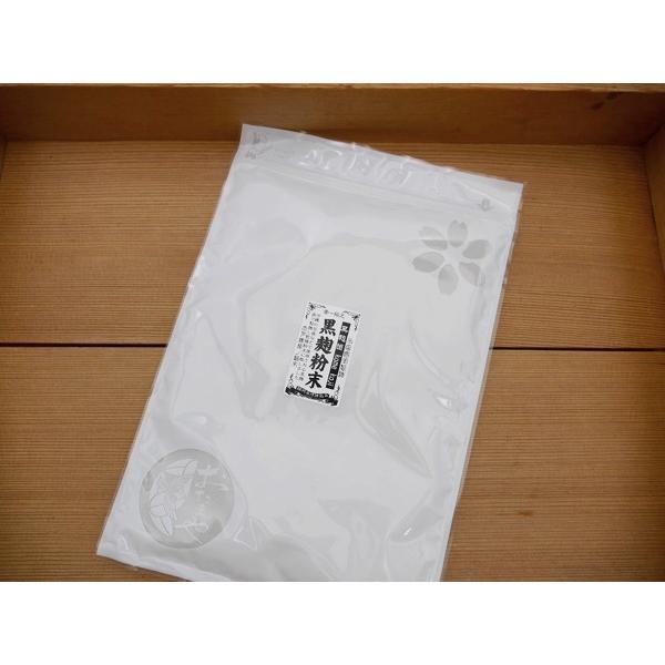 沖縄の泡盛などで使用される黒麹菌で４日以上かけて製麹した黒麹をその後、低温乾燥粉末にして出来た黒麹粉末です。300gお徳用黒麹から形成される程よい酸味で高い栄養価と強い免疫作りに機能を発揮致します。特にこの製品はサプリメントの素材やコスメ美...