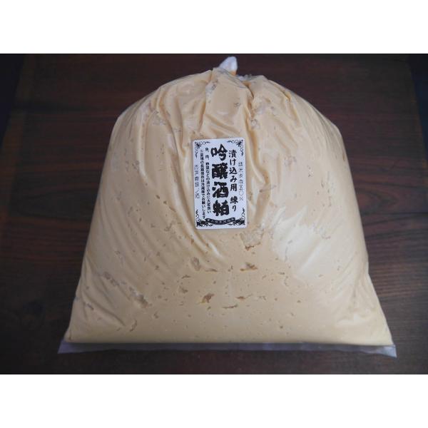 地元酒蔵の吟醸酒粕をおたまや本蔵にて貯蔵して出来ました！漬け込み酒粕4kg詰め蔵出し吟醸酒粕 漬け込み酒粕、 瓜漬けやその他の野菜、魚などの漬け込みに最高です。みりんや少量のお塩、お砂糖を加えてお魚やお肉を漬け込んで頂くと非常に良く出来ます...