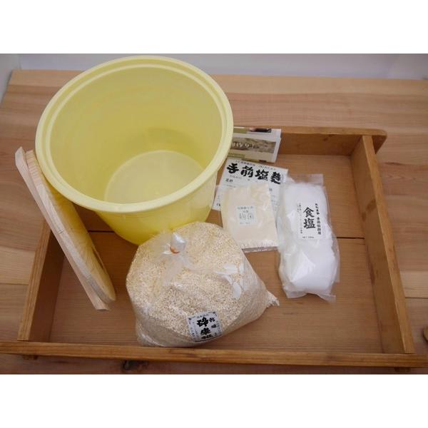 手前塩麹キットは弊社の長年の技術を結集させた自信作！4Lポリ樽キットです。■おたまやの生こうじでも付属のレシピでお作り頂けます。■おたまや特製麹菌は入れなくてもお作り頂けますが、品質向上の為にお使い頂くことをお勧め致します。常温で長期保存出...