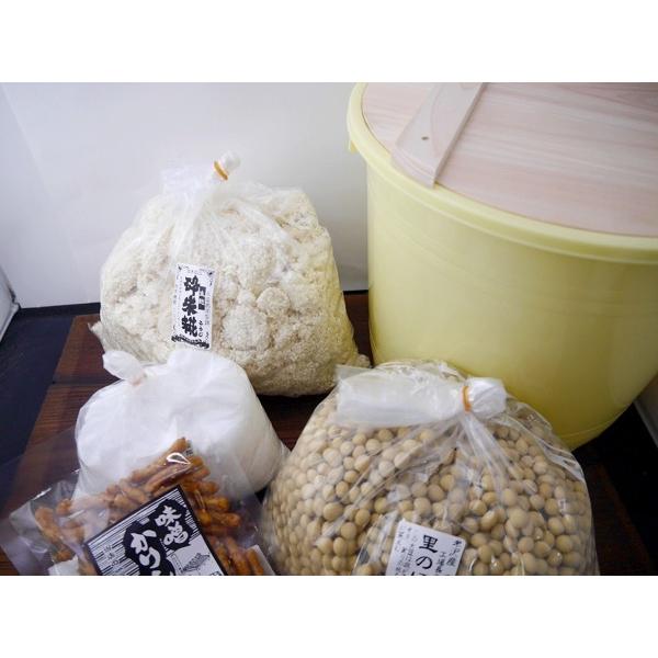 おたまやの味噌キットでびっきりの味噌を自分で作る！出来上がる味噌は約8kgです。10リットルのポリ製樽付 国産大豆については、発送時期によって品種が異なります。大豆の品種のご指定はできませんので予めご了承くださいませ。本格手作り味噌キットで...