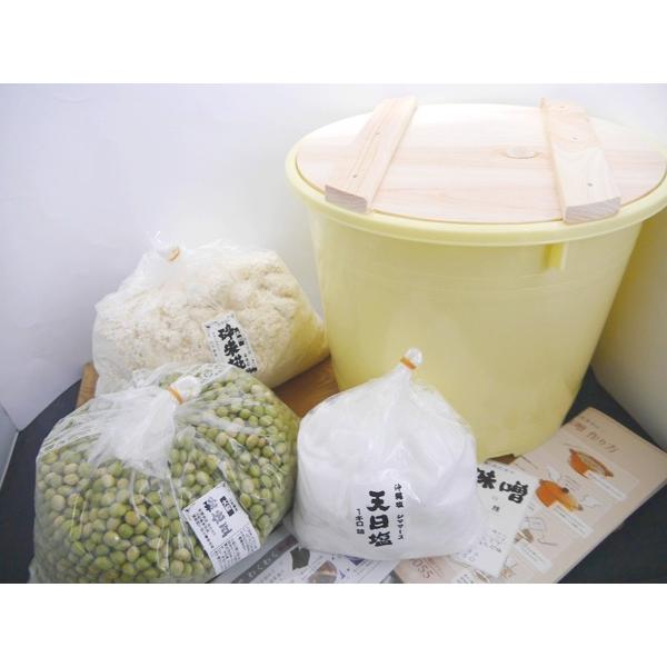 おたまや特製 大豆は山形産 大粒秘伝豆と食塩は沖縄産 天日塩 シママースがセットになった究極のこだわりセットです。出来上がる味噌は約8kgです。10リットルのポリ製樽付 本格手作り味噌キットで、自分だけの美味しい味噌をカンタンに作ることが出...