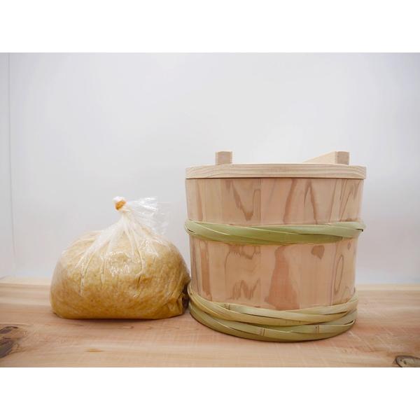 田杉の樽で寝かせると味噌は最高に美味しくなります！手頃な4kg入りの仕込み済み味噌が入って樽も手頃で台所の収納庫にちょうど入る大きさです。本杉樽詰め仕込み味噌はその名の通り、味噌を木製の樽でじっくり寝かせる手法です。秋田杉桶内に良質な酵母が...