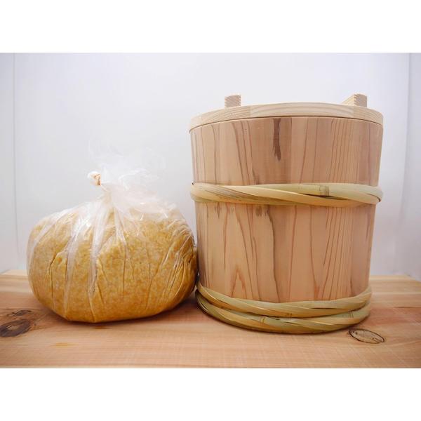 田杉の樽で寝かせると味噌は最高に美味しくなります！一番人気の秋田杉 昭和本樽 NO12入り 8kg入りの仕込み済み味噌が入ったセットです。本杉樽詰め仕込み味噌はその名の通り、味噌を木製の樽でじっくり寝かせる手法です。秋田杉桶内に良質な酵母が...