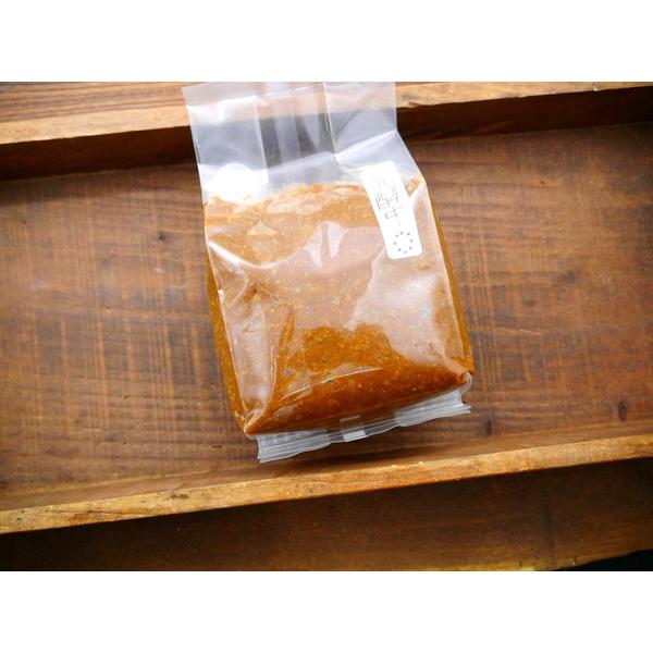 米と大豆のうまみをじっくり引き出し仕上げました。ほどよい辛さが自慢の粒味噌です。発酵ガス抜き袋900g入り。杉大樽で仕込み天然醸造でじっくりと熟成させて出来た！本物の味噌を毎日の食卓で活躍出来る様に価格をギリギリまで抑えて、味を最大限引き出...