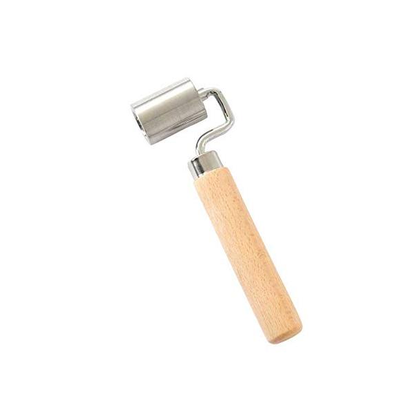 【商品概要】クッションフロアやフロアタイルの貼り合わせに！継ぎ目部分や接着面をしっかり圧着できるベアリング入りのローラーがスムーズに回転し扱いやすい重さが約300gあるので適度に力が入り、小さいながらも楽に押さえることができる女性でも握りや...