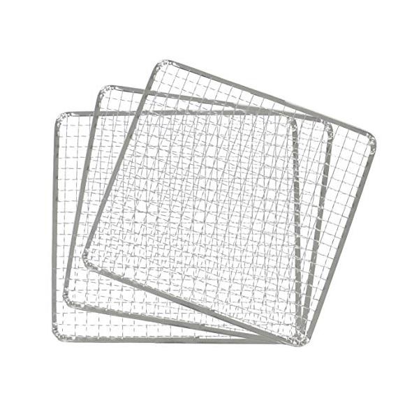 【商品概要】セット内容:3枚セット製品サイズ:(約)250×250mm材質:鉄(亜鉛めっき)原産国:中国【商品説明】交換に便利な3枚セット!串がなくても焼ける格子アミ。網目が細かいので小さな肉や野菜も大丈夫。材料を串に刺さなくても手軽にバー...