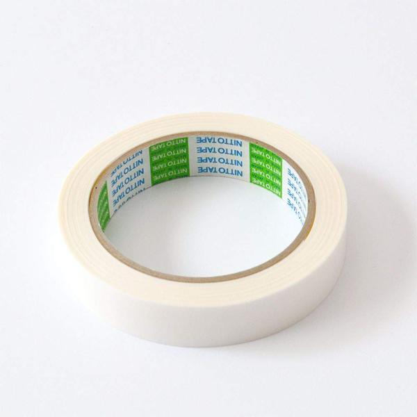 【商品概要】サイズ 2cm幅×厚み 0.06mm×20m巻表面が弱粘着で裏面が強粘着の両面テープだから貼って剥がしやすい原状回復が必要なクッションフロアやフロアタイルなど床材の施工におすすめ厚みが0.06mmと薄いので、貼った床材の表面にテ...