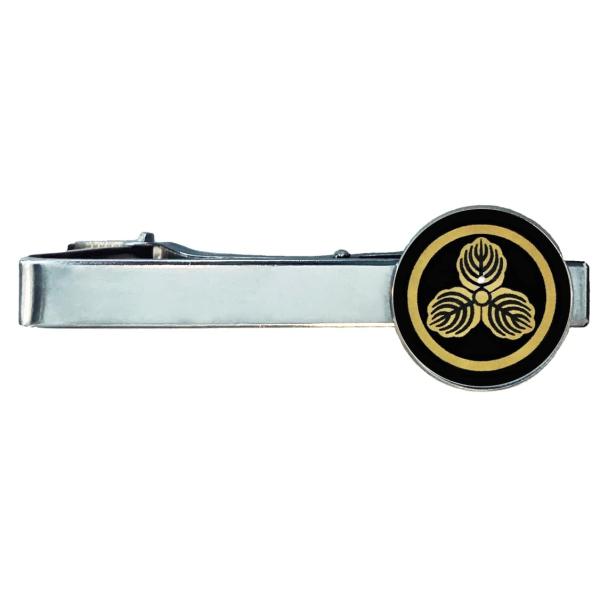 【商品概要】タイピン 家紋 丸に三つ柏 家紋ネクタイピン 家紋タイピン家紋家紋 タイピン 表面バーサイズ：長さ55 幅6.5mm 家紋本体サイズ：16mm（ステンレス皿18mm)家紋 ネクタイピン 本体素材：ステンレス磨き仕上 家紋：ガラス...