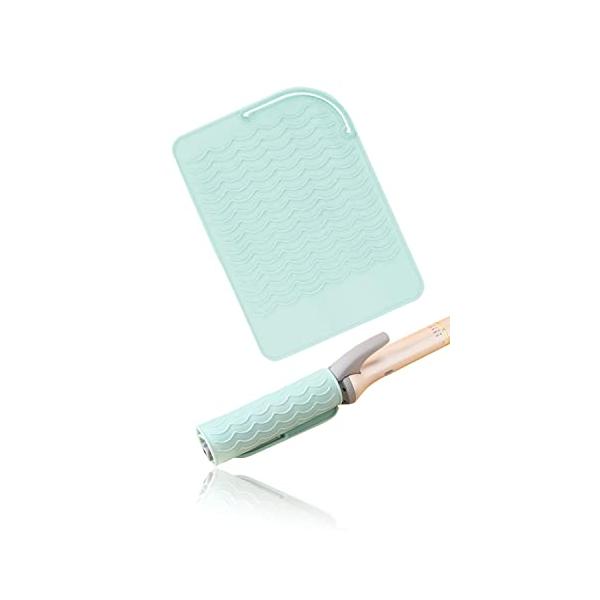 【商品概要】ヘアアイロンの必需品として活躍すること間違いなしのヘアアイロンケース。忙しい朝、子供、ペットが触ってのやけどの心配を解消できます。ヘアアイロンマットとしても使用でき一時置きも可能。 持ち運びに便利なヘアアイロンポーチとしても使用...