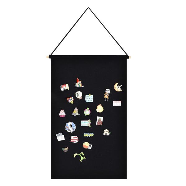 【商品概要】【ブローチ展示旗】この展示旗は木材とポリエステル材料で作られ、長持ちします。【バナーを飾る】スタイリッシュでクラシカルなデザインのキャンバスブローチ掛け。開襟、ジュエリー、エナメルピン、バッジなど、自宅で使用したり、ショップで使...
