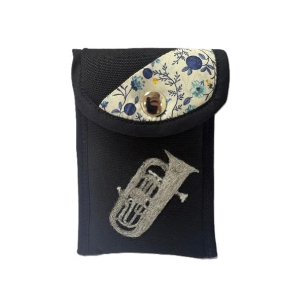 楽器の羊毛フェルト刺繍が入ったハンドメイドのマウスピースポーチ。金管楽器用はマウスピースの落下を防ぐボタンタイプ■ユーフォニアム用■1本用【ご使用上の注意】■ハンドメイドの為、商品よって風合いが異なりますので予めご了承ください。■フェルト刺...
