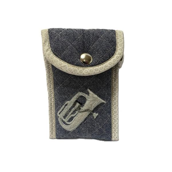 楽器の羊毛フェルト刺繍が入ったハンドメイドのマウスピースポーチ。金管楽器用はマウスピースの落下を防ぐボタンタイプ■ユーフォニアム用■1本用【ご使用上の注意】■ハンドメイドの為、商品よって風合いが異なりますので予めご了承ください。■フェルト刺...