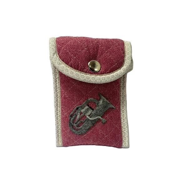 楽器の羊毛フェルト刺繍が入ったハンドメイドのマウスピースポーチ。金管楽器用はマウスピースの落下を防ぐボタンタイプ■ユーフォニアム用■1本用【ご使用上の注意】■ハンドメイドの為、商品よって風合いが異なりますので予めご了承ください。■フェルト刺...